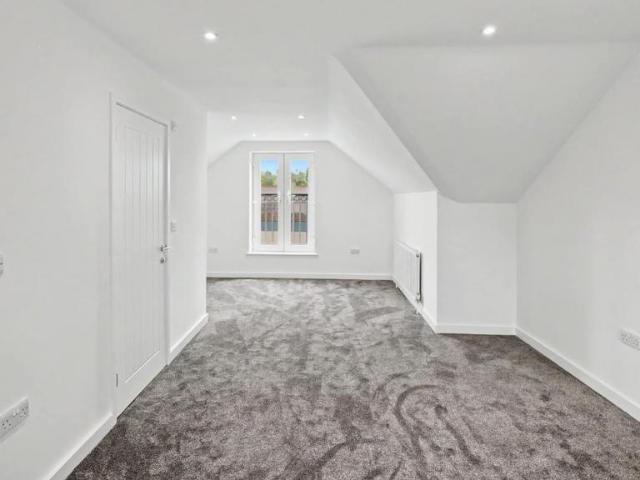 High Street, Stanstead Abbots SG12 2 bed maisonette to rent £1,750 pcm £404 pw
