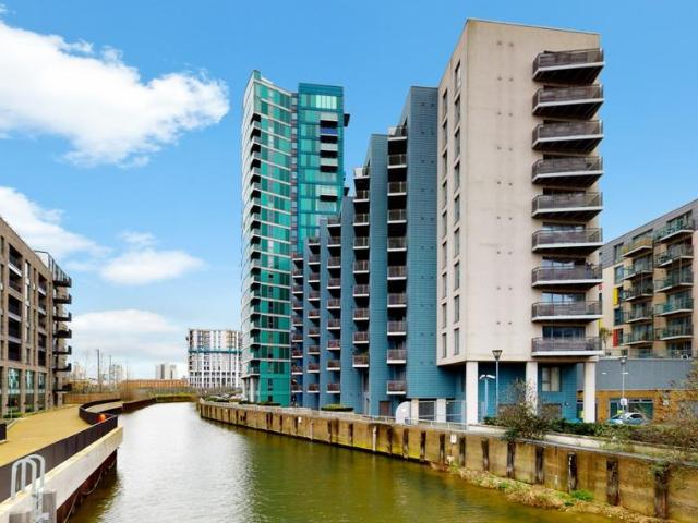 High Street, Stratford, E15 2 bed apartment to rent £2,250 pcm £519 pw