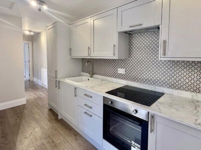 High Street, Sunninghill, Ascot SL5, 2 bed flat to rent, £1,500 pcm | PrimeLocation