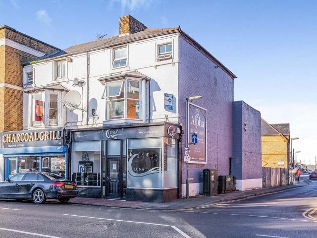 High Street, Surrey TW20 5 bed flat to rent £3,000 pcm £692 pw