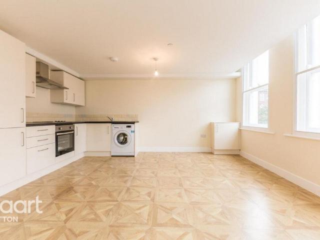High Street, SUTTON 3 bed apartment to rent £2,000 pcm £462 pw