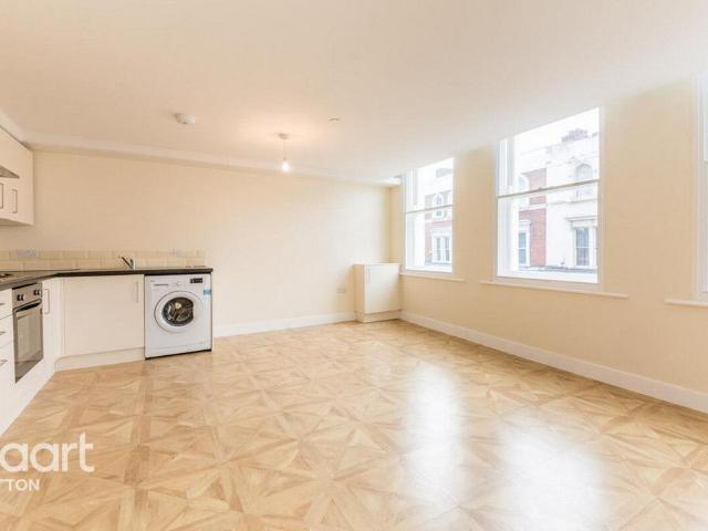 High Street, SUTTON 3 bed apartment to rent £2,000 pcm £462 pw