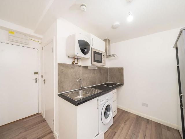 High Street, Sutton SM1 1 bed flat to rent £1,000 pcm £231 pw