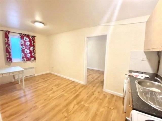 High Street, Sutton SM1, 1 bed flat to rent, £1,000 pcm | PrimeLocation