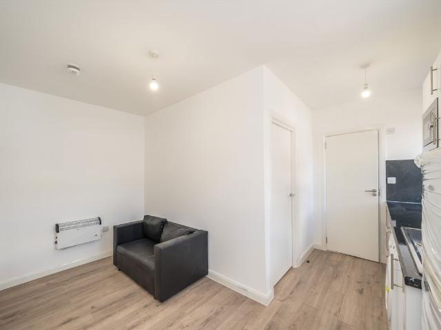 High Street, Sutton SM1, 1 bed flat to rent, £1,100 pcm | PrimeLocation