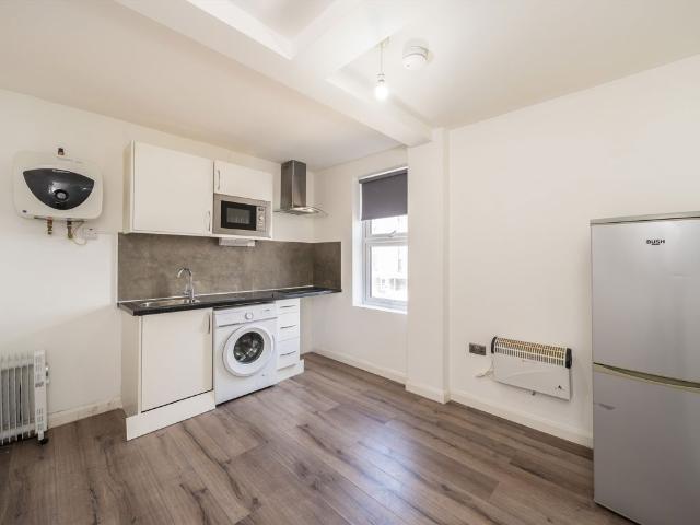 High Street, Sutton SM1, 1 bed flat to rent, £1,100 pcm | PrimeLocation