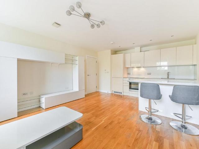 High Street, Sutton, SM1 2 bed flat to rent £1,750 pcm £404 pw
