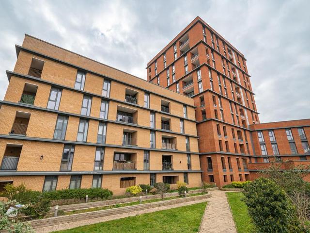 High Street, Sutton, SM1 2 bed flat to rent £1,850 pcm £427 pw