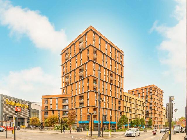 High Street, Sutton, SM1 2 bed flat to rent £2,000 pcm £462 pw