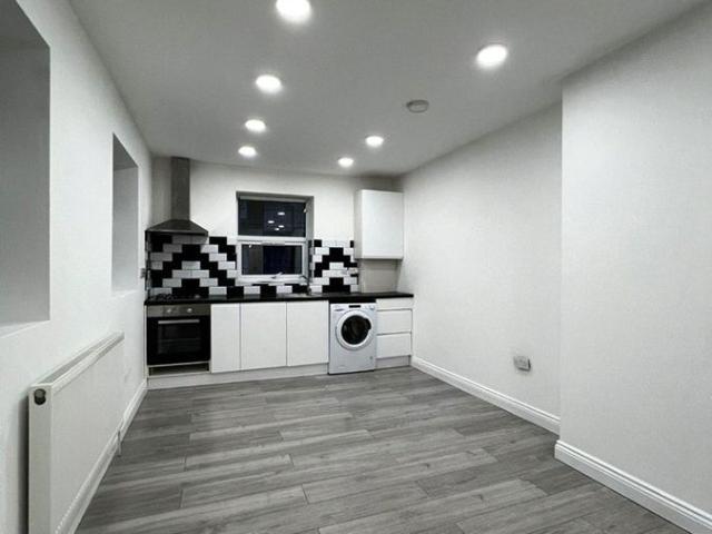 High Street Sutton, Sutton, London SM1, 1 bed flat to rent, £1,100 pcm | PrimeLocation