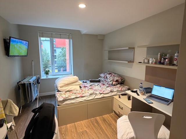High Spec Studio Available for Tenancy Takeover