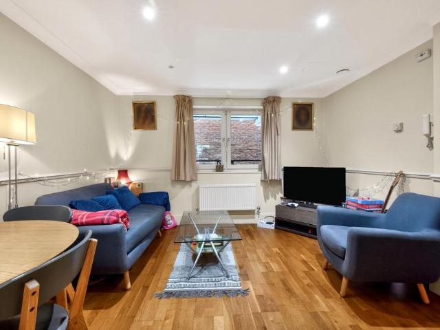 High Timber Street, London, EC4V 1 bed apartment to rent £2,250 pcm £519 pw
