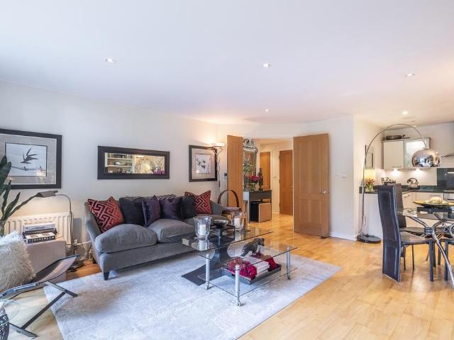 High Trees, SW19 2 bed apartment to rent £3,800 pcm £877 pw