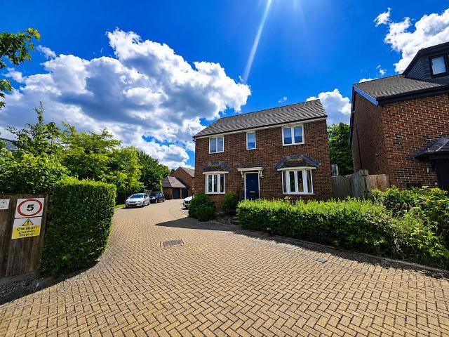 High Wycombe HP12, 4 bed property to rent, £2,500 pcm | PrimeLocation