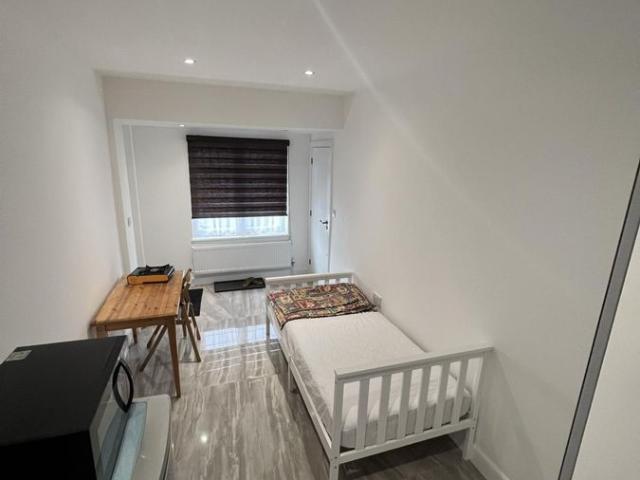 High Worple, Harrow HA2, Room to rent, £1,000 pcm | PrimeLocation