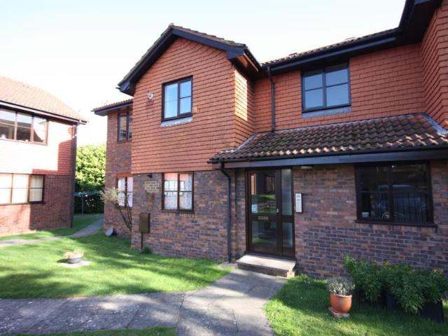 Highclere, Guildford GU1 1 bed apartment to rent £1,325 pcm £306 pw
