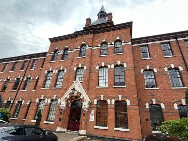 Highcroft Hall, Highcroft Road. 2 bed flat for sale £150,000