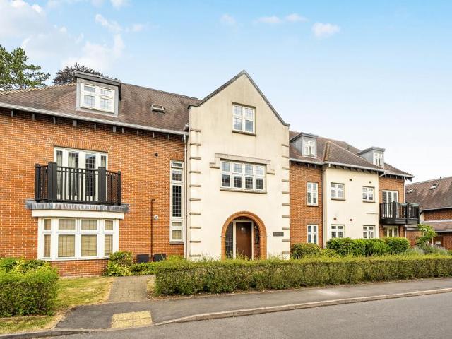 Highcroft Road, Hampshire SO22 2 bed flat to rent £1,600 pcm £369 pw