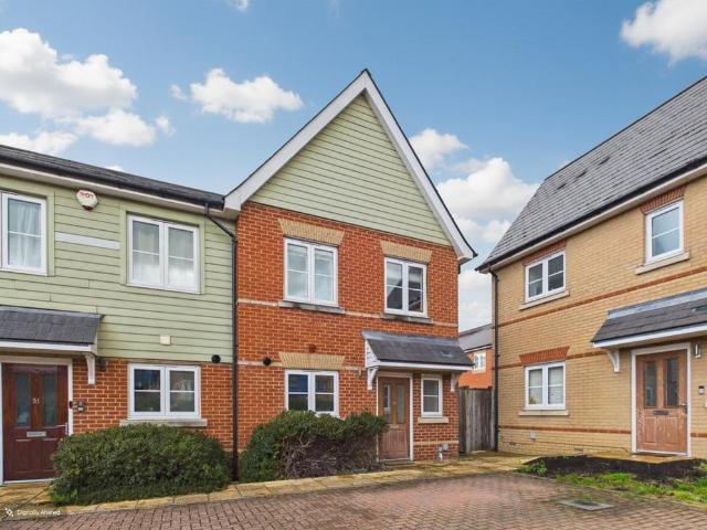 Highcross Place, Chertsey, Surrey, KT16 3 bed end of terrace house to rent £2,150 pcm £496 pw