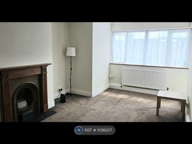 Higham Road, Woodford Green IG8, 2 bed flat to rent, £1,775 pcm | PrimeLocation