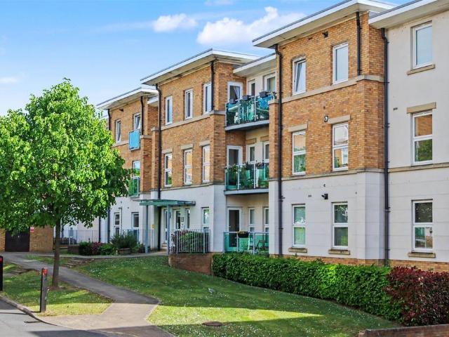 HIGHBURY DRIVE, LEATHERHEAD, KT22 2 bed apartment to rent £1,700 pcm £392 pw
