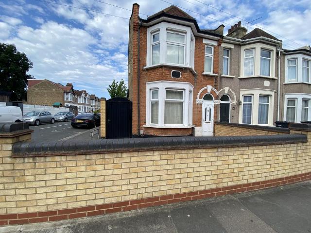 Highbury Gardens, Ilford IG3 3 bed semi detached house to rent £2,450 pcm £565 pw