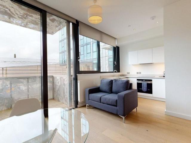 Highgate Hill Studio to rent £1,695 pcm £391 pw