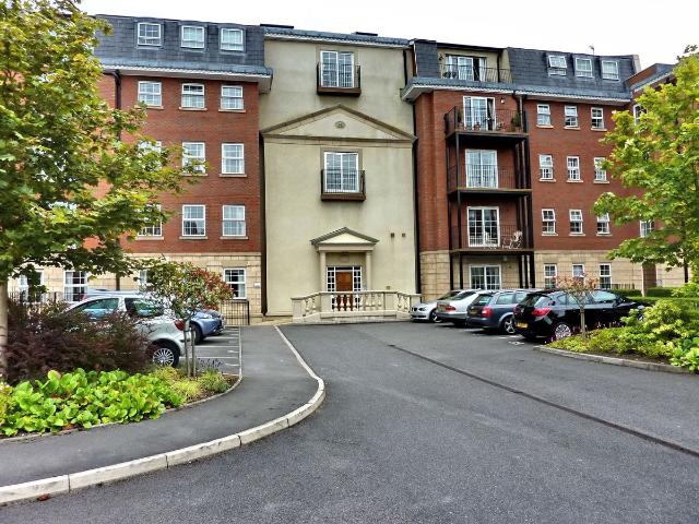 Higher Lane, Whitefield M45, 2 bed flat to rent, £1,150 pcm | PrimeLocation