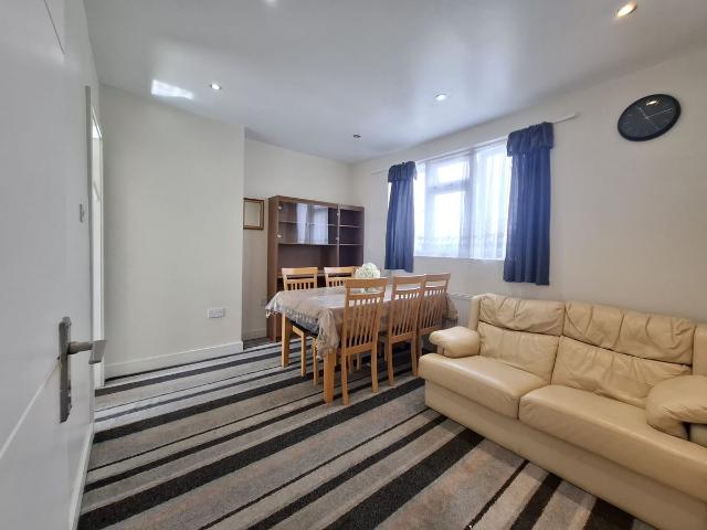 Highfield Avenue, London NW11, 2 bed flat to rent, £2,000 pcm | PrimeLocation