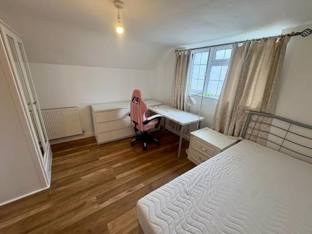 Highfield Lane, Southampton SO17, 2 bed flat to rent, £1,500 pcm | PrimeLocation