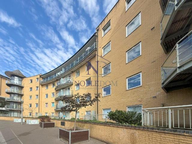 Highfield Road, Feltham, TW13 2 bed flat to rent £1,850 pcm £427 pw