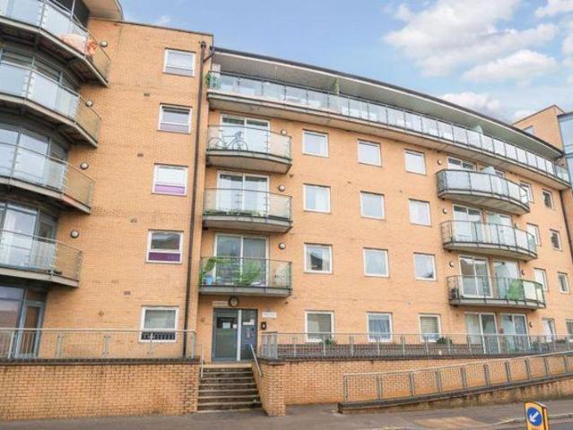 Highfield Road, Feltham 2 bed flat to rent £1,803 pcm £416 pw