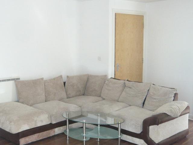 Highfield Road, Feltham 2 bed flat to rent £1,800 pcm £415 pw