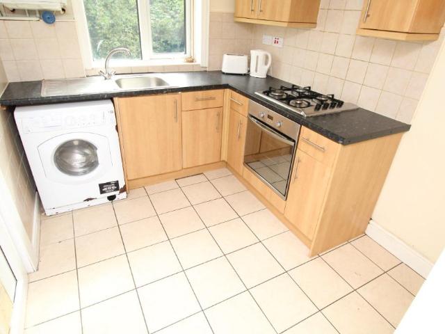 Highfield Road, Nottingham NG7 4 bed semi detached house to rent £2,080 pcm £480 pw