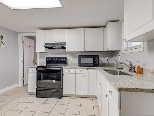 Highland Pines Home Steps from Parks, Bright & S