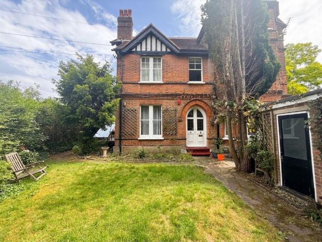 Highland Road, Bromley BR1 3 bed flat to rent £2,100 pcm £485 pw