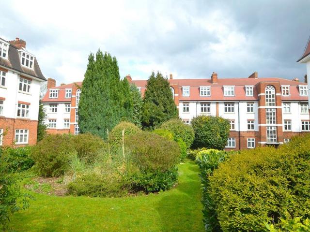 Highland Road, Crystal Palace SE19 2 bed flat to rent £1,850 pcm £427 pw