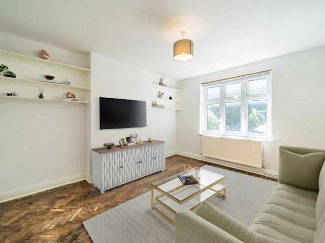 Highland Road, London SE19 2 bed flat to rent £2,000 pcm £462 pw