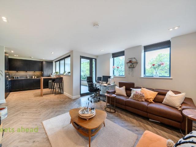 Highland Road, Purley CR8, 2 bed flat to rent, £2,000 pcm | PrimeLocation