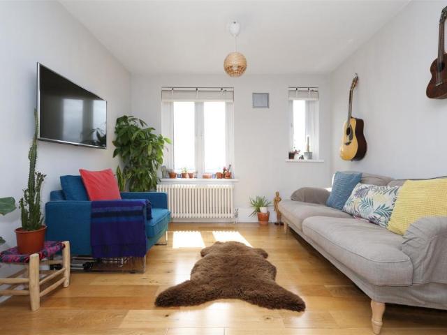 Highlands Close, London N4 2 bed flat to rent £2,000 pcm £462 pw