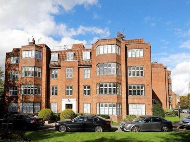 Highlands Heath, Portsmouth Road, 3 Bedroom Flat