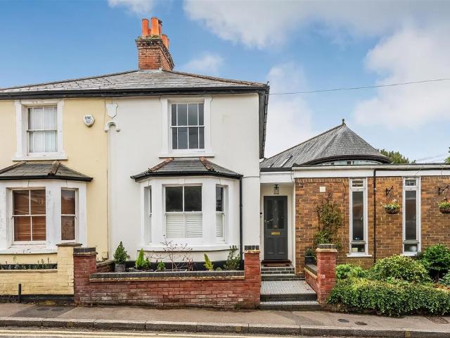 HIGHLANDS ROAD, LEATHERHEAD, KT22 2 bed townhouse to rent £2,250 pcm £519 pw