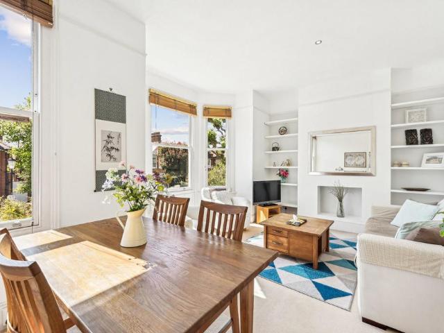 Highlever Road, London W10 2 bed flat to rent £2,850 pcm £658 pw