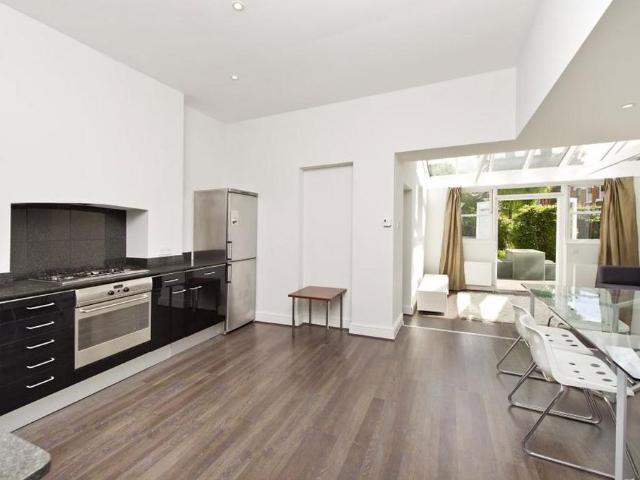 Highlever Road, London W10 2 bed flat to rent £3,100 pcm £715 pw