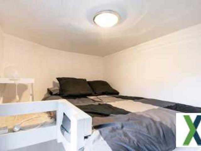 Highly desirable, 2 bedroom, first floor flat near Leith Walk available April