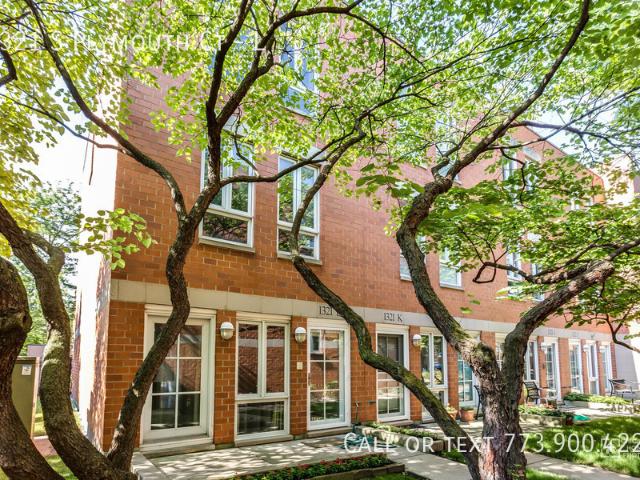 Highly desirable 3 bed / 2 bath tri level townhouse with hardwood flooring throughout in South Loop!