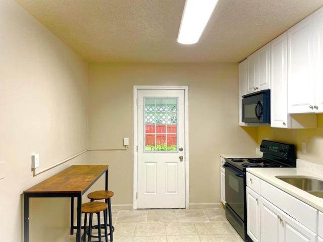 Highly rated near NAS JAX with affordable rooms, F