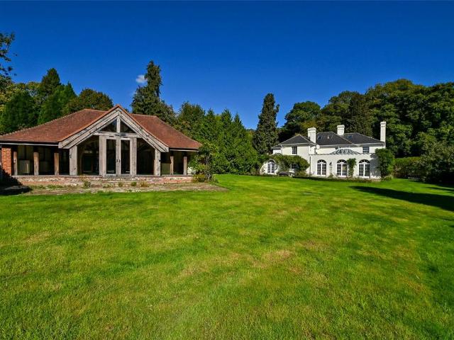 Highmoor Cross, Henley on Thames. 5 bed detached house to rent £7,500 pcm £1,731 pw