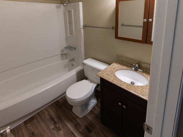 Highpointe Apartments 1 Bedroom Apartment for Rent at 7620 Shawnee Mission Pkwy, Overland Park, KS 66202 Crestview