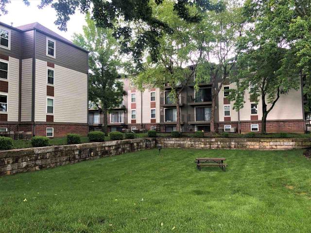 Highpointe Apartments 2 Bedroom Apartment for Rent at 7620 Shawnee Mission Pkwy, Overland Park, KS 66202 Crestview